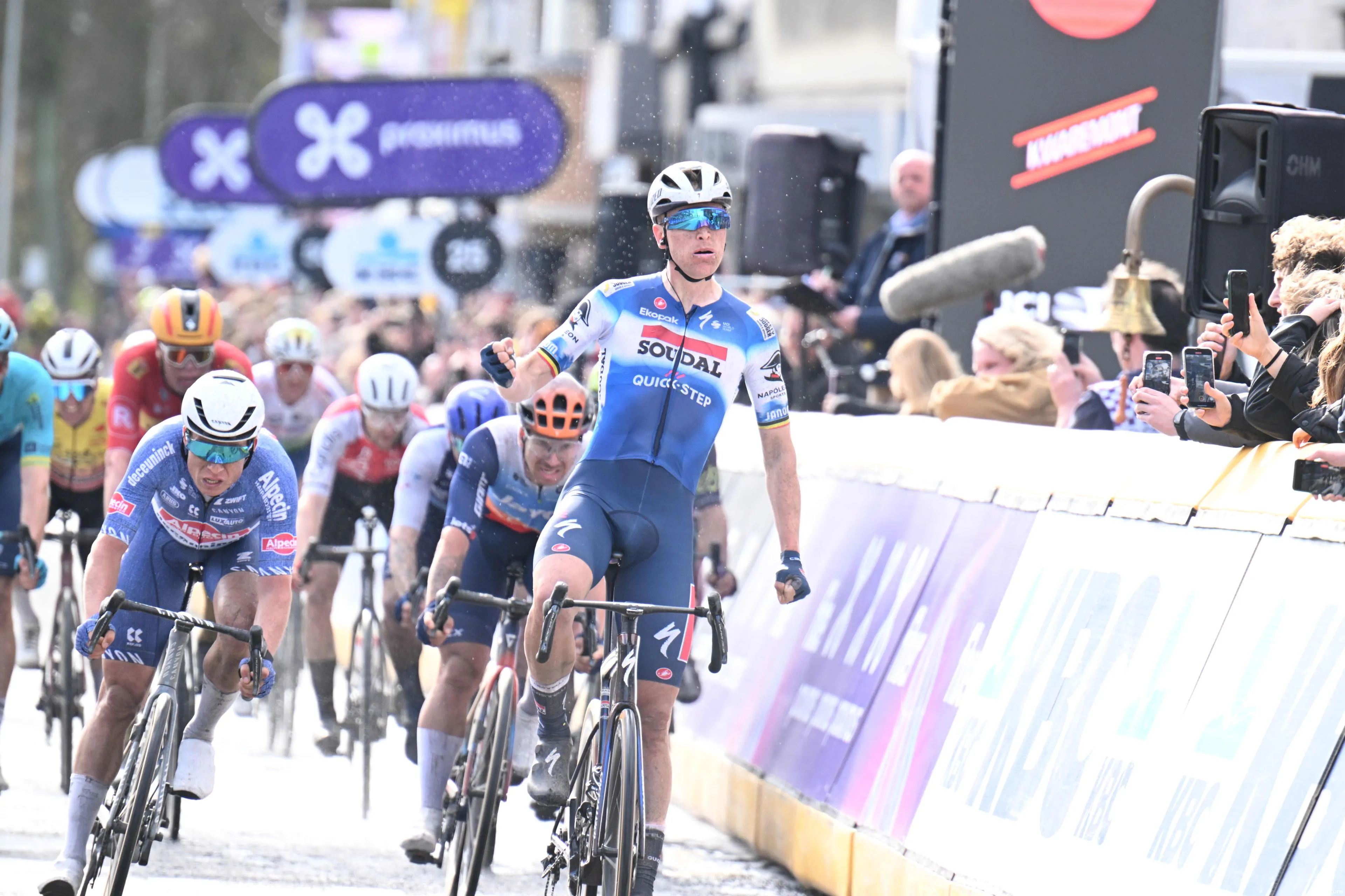 Scheldeprijs: Tim Merlier wins with powerful sprint ahead of Jasper Philipsen and Dylan Groenewegen
